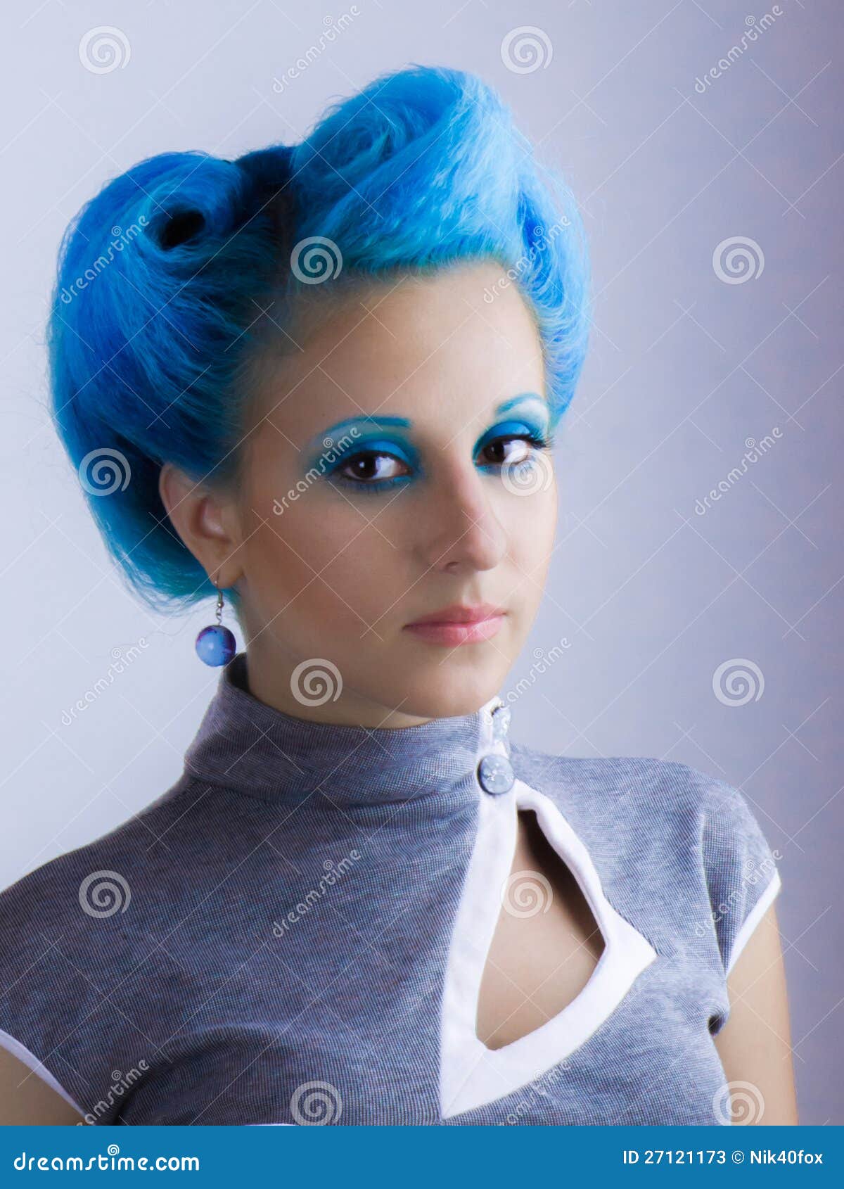 Muchacha con el pelo azul imagen de archivo. Imagen de confianza - 27121173