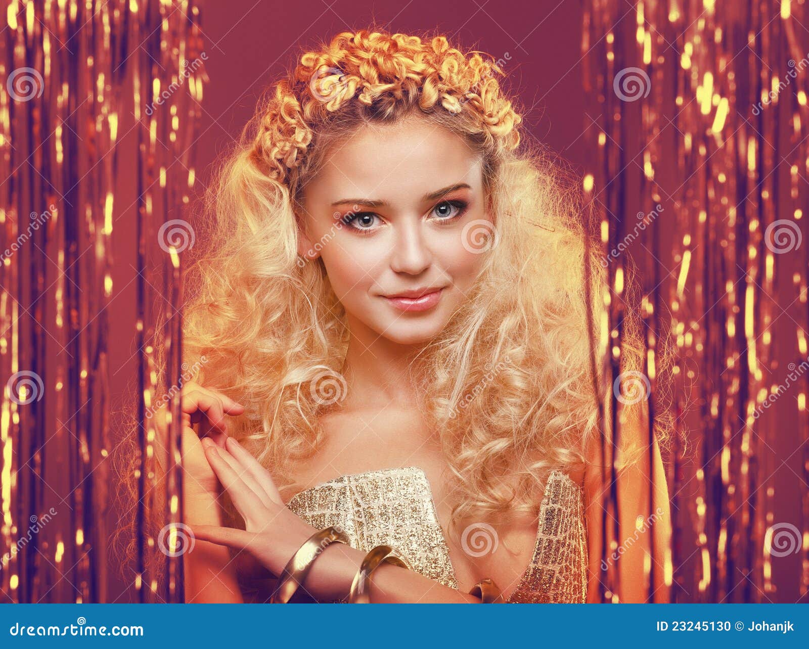 Muchacha Con El Pelo Rizado Rubio Foto de archivo - Imagen de rizado ...