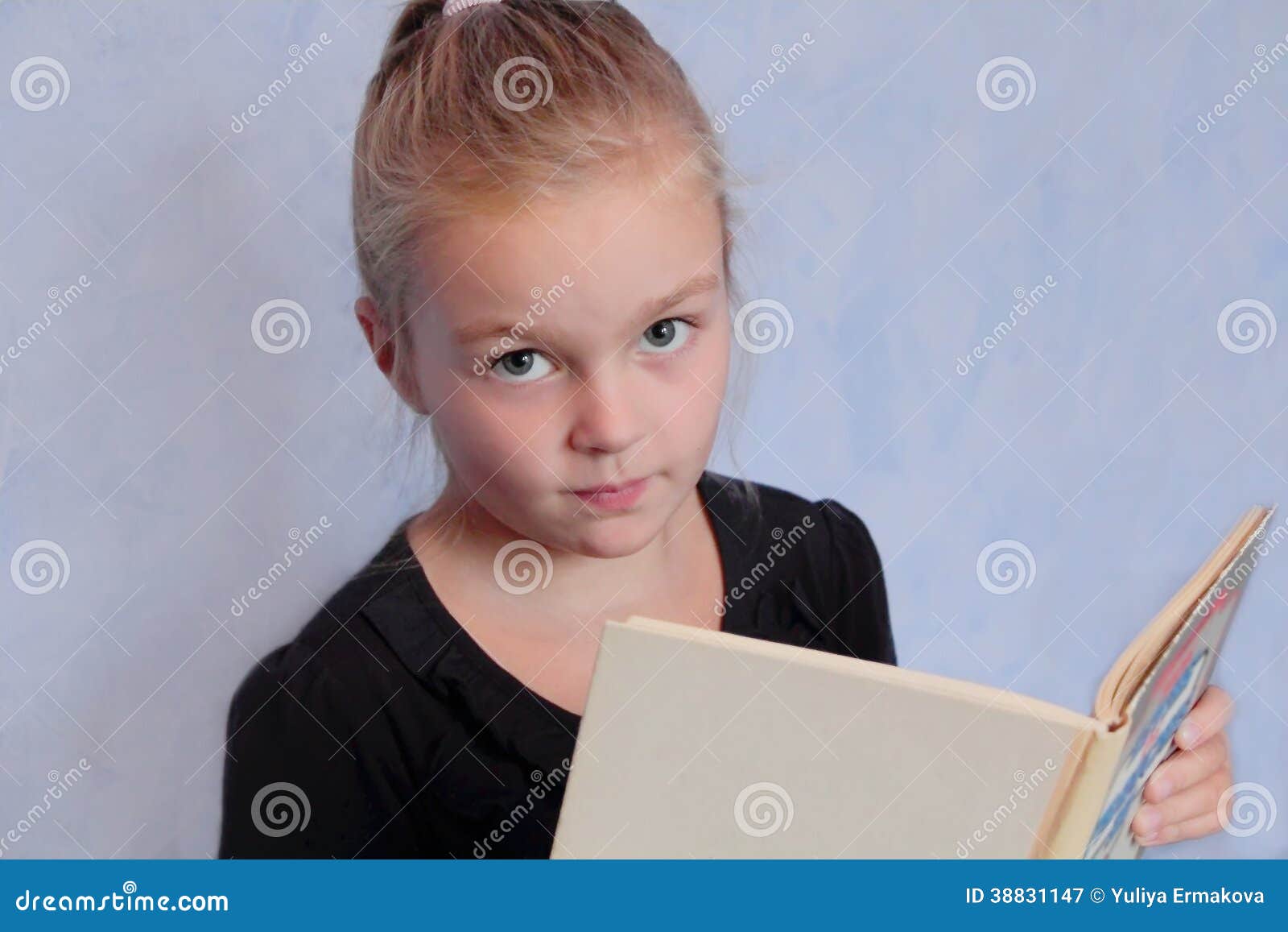 Muchacha Con El Pelo Rubio Que Lee Un Libro Imagen de archivo - Imagen ...