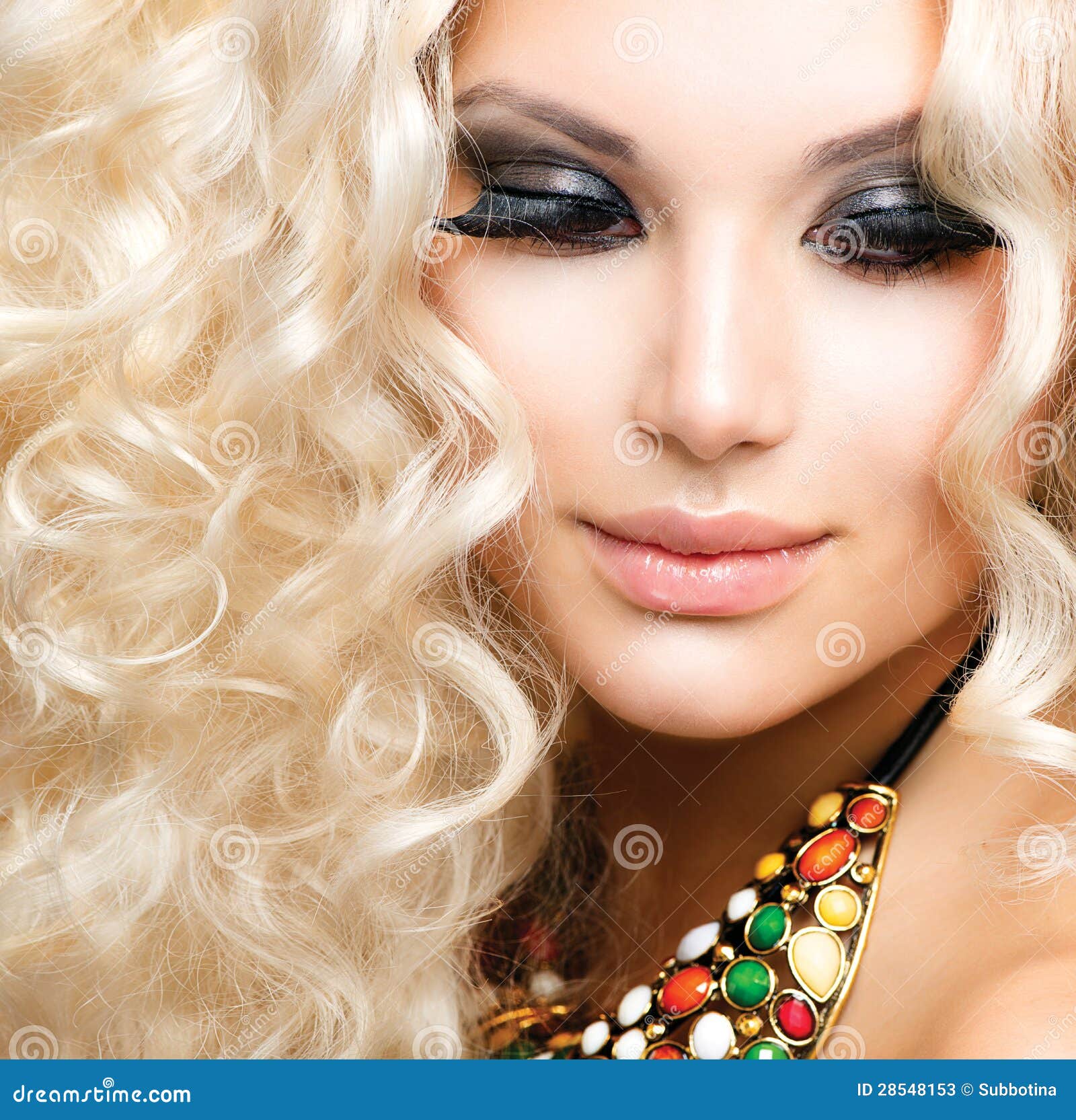 Muchacha Con El Pelo Rubio Rizado Imagen de archivo - Imagen de color ...