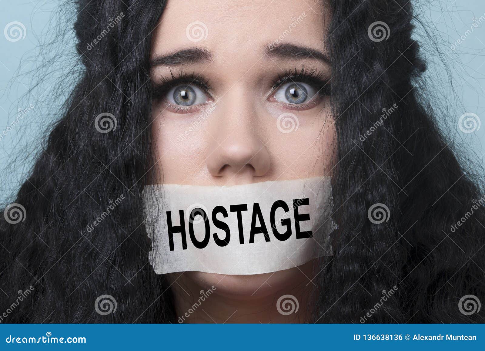 Muchacha Con La Boca Sujetada Con Cinta Adhesiva Foto de archivo ...