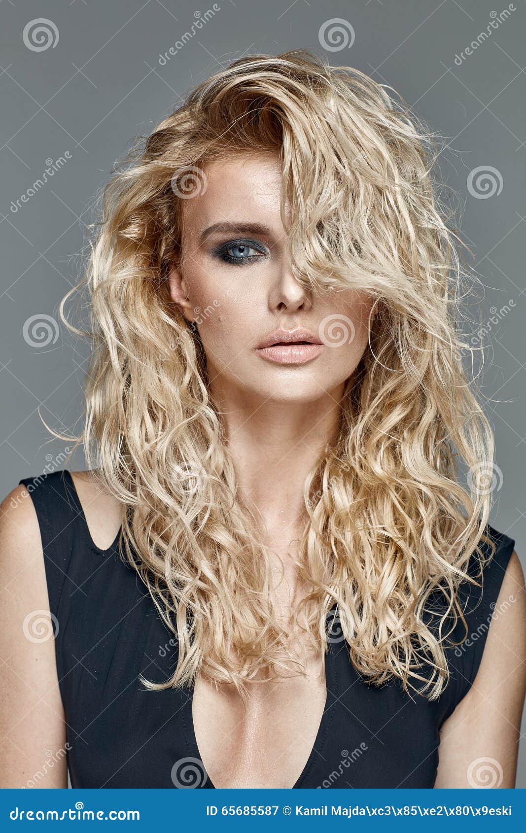 Muchacha De Beautifu Con El Pelo Rubio Rizado Largo Imagen de archivo ...