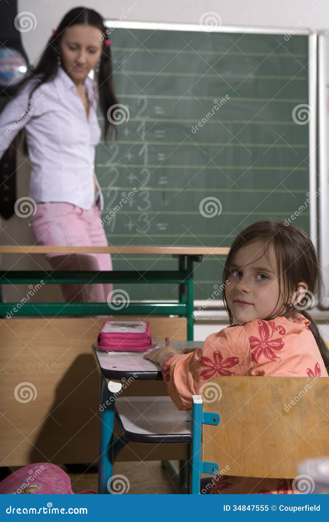 Muchacha de la inatención imagen de archivo. Imagen de clase - 34847555