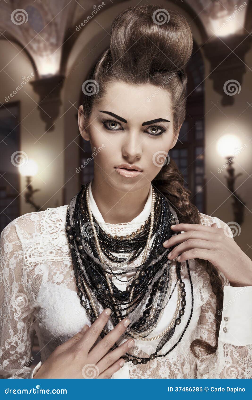 Muchacha De La Moda Con Estilo Creativo Asombroso Foto de archivo ...