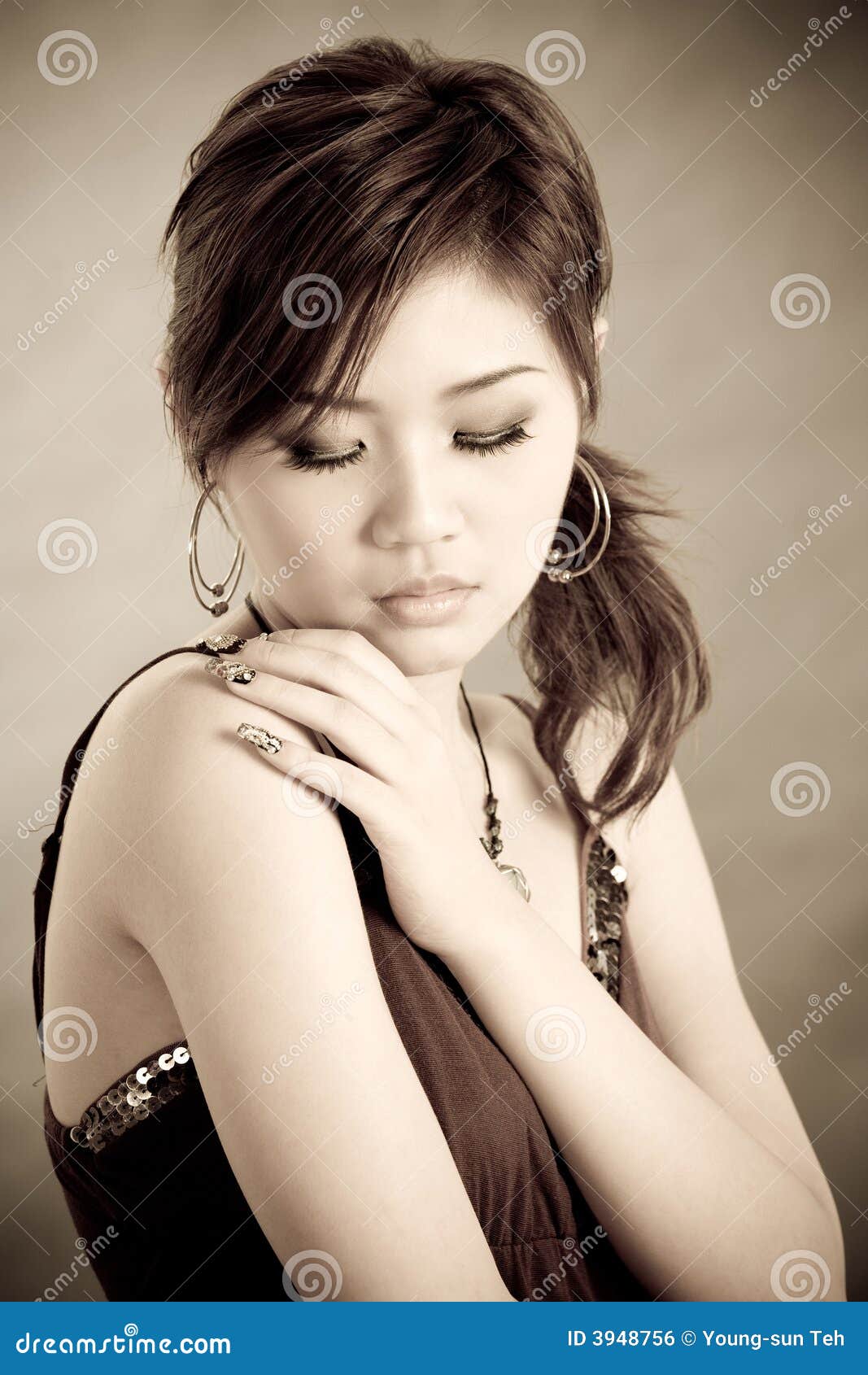 Muchacha de mirada triste foto de archivo. Imagen de modelo - 3948756