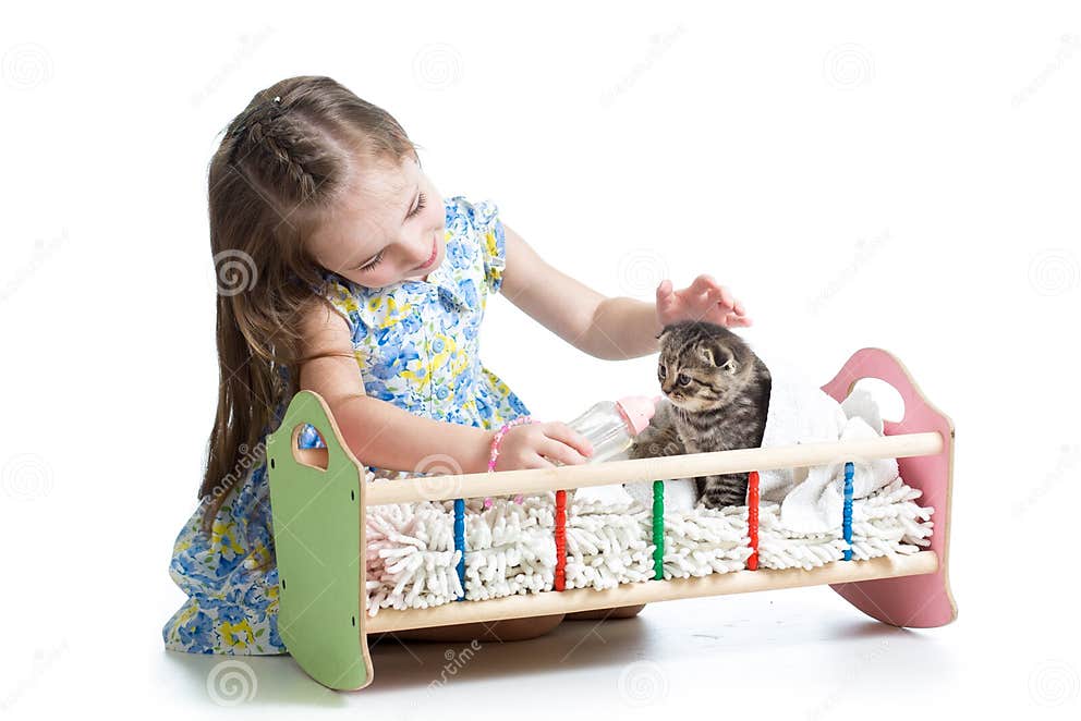 Muchacha Del Niño Que Alimenta Y Que Juega El Gato Del Gatito Imagen de ... Muchacha Del Niño Que Alimenta Y Que Juega El Gato Del Gatito Imagen de ...