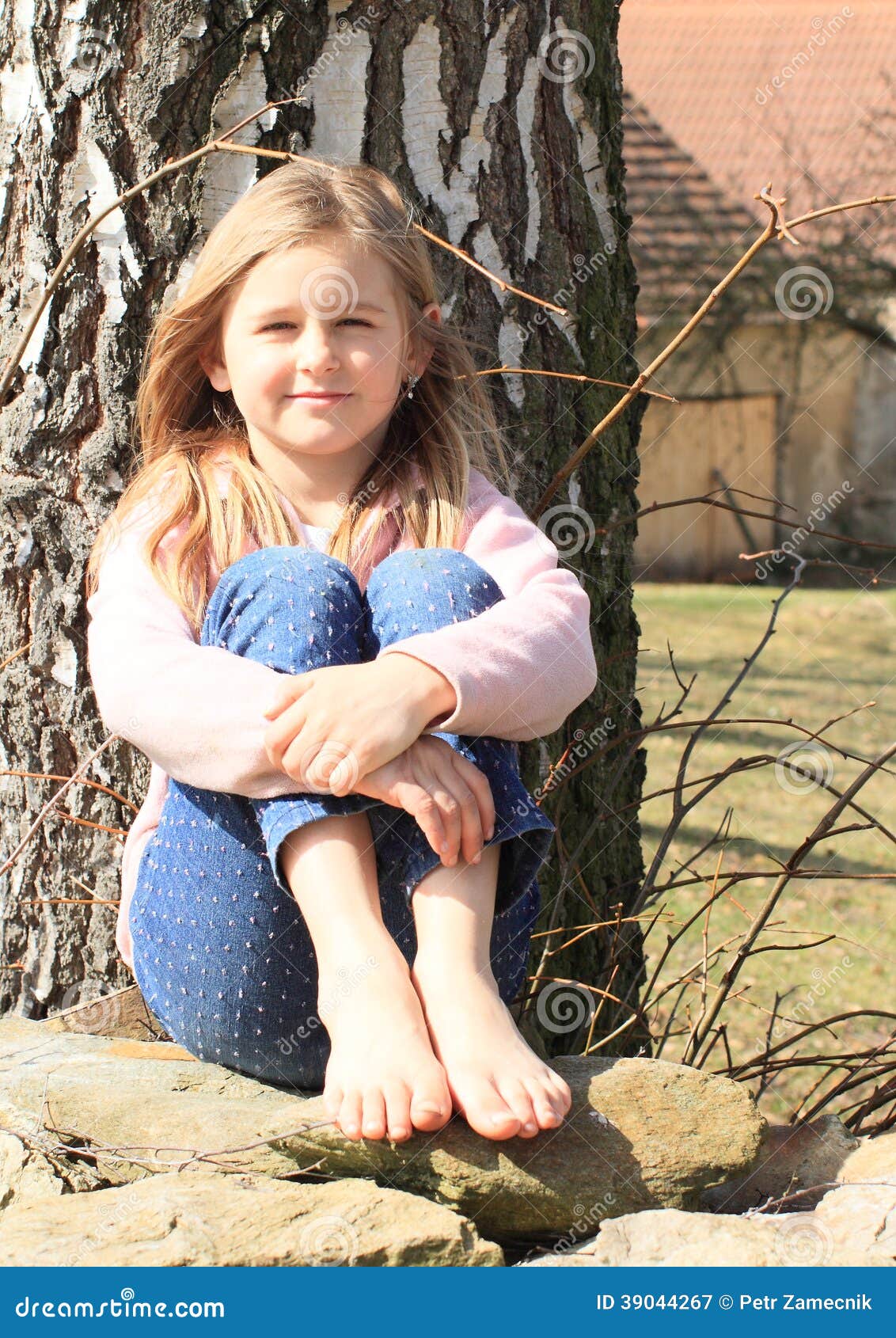 Muchacha Descalza En La Pared Imagen de archivo - Imagen de sentada ...