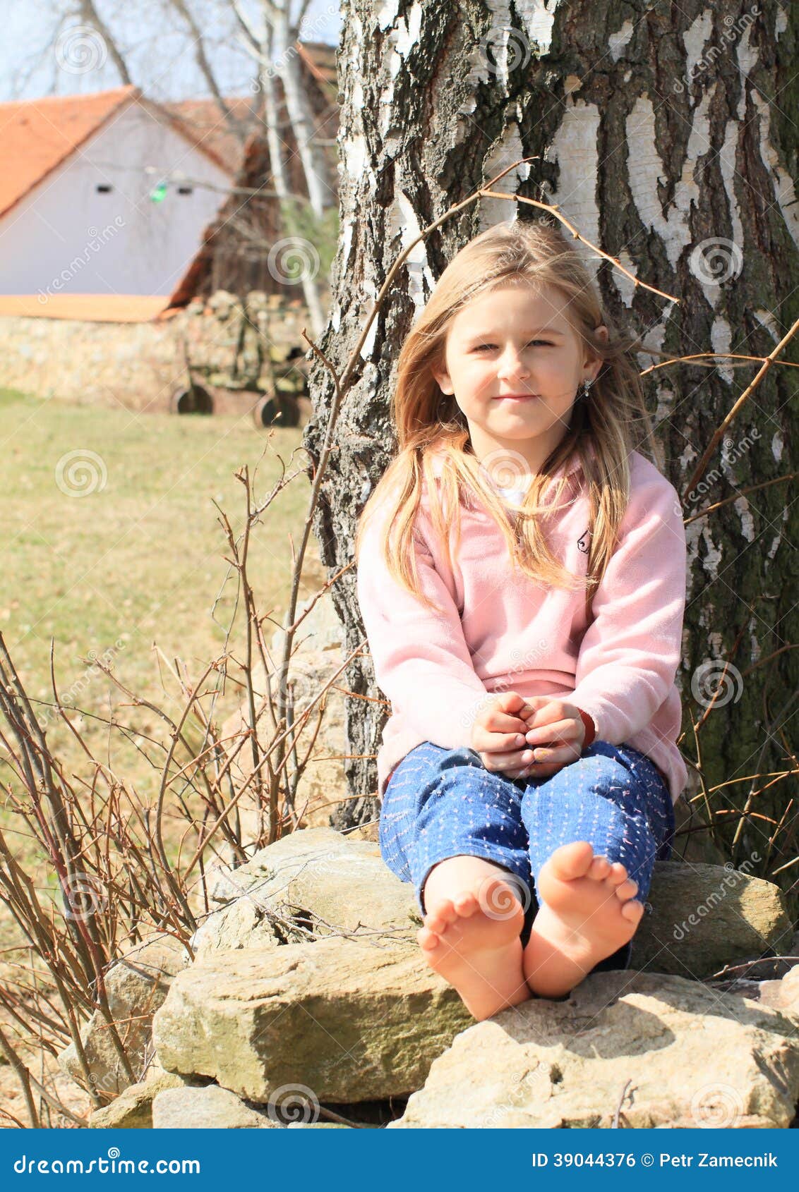 Muchacha Descalza En La Pared Foto de archivo - Imagen de rosa, joven ...