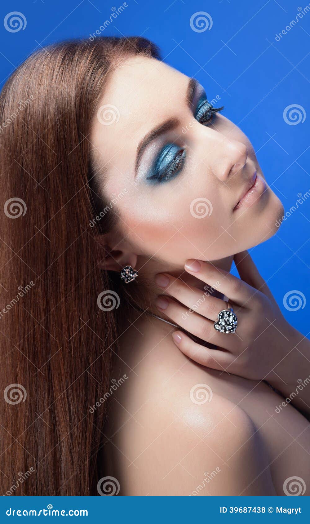 Muchacha Desnuda Hermosa Con Maquillaje Azul Brillante Y Joyería Foto De Archivo Imagen De