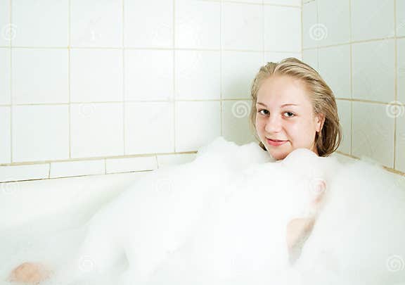 Muchacha En Bañera Foto De Archivo Imagen De Actividad 14562548