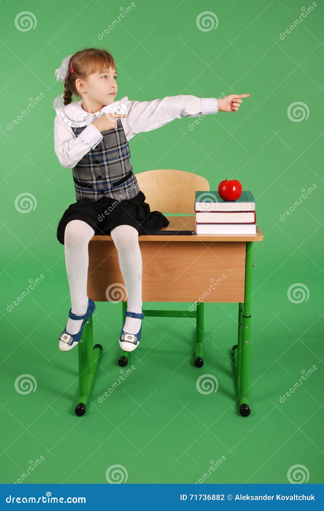 Muchacha En El Uniforme Escolar Que Se Sienta En El Escritorio Foto De Archivo Imagen De