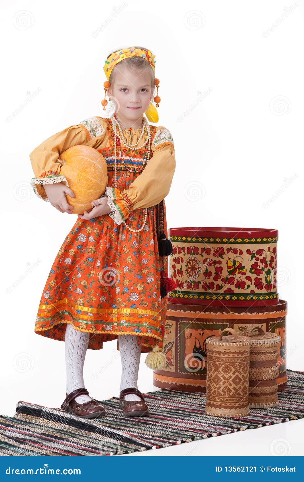 Muchacha En La Ropa Tradicional Rusa Imagen de archivo - Imagen de ...