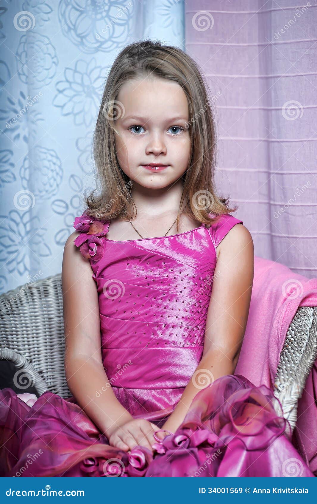 Muchacha En Un Vestido Rosado Imagen de archivo - Imagen de emocional ...