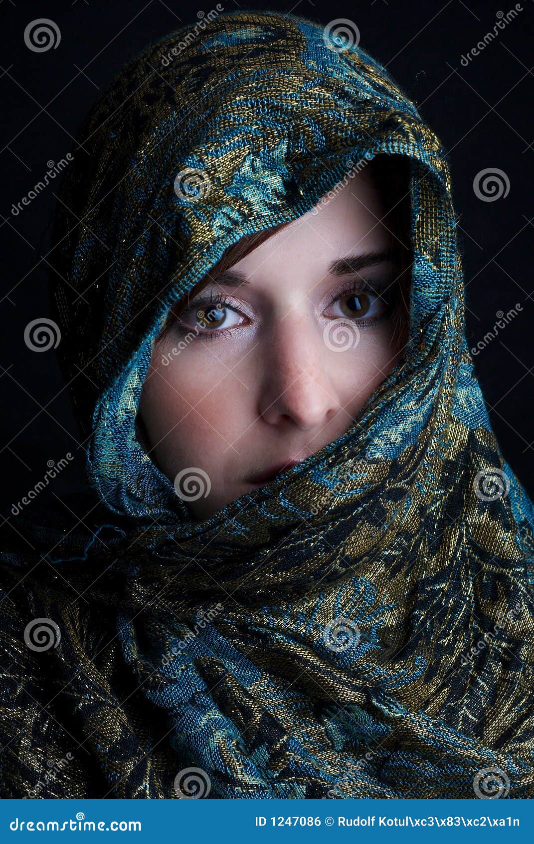 Muchacha en una bufanda foto de archivo. Imagen de intenso - 1247086