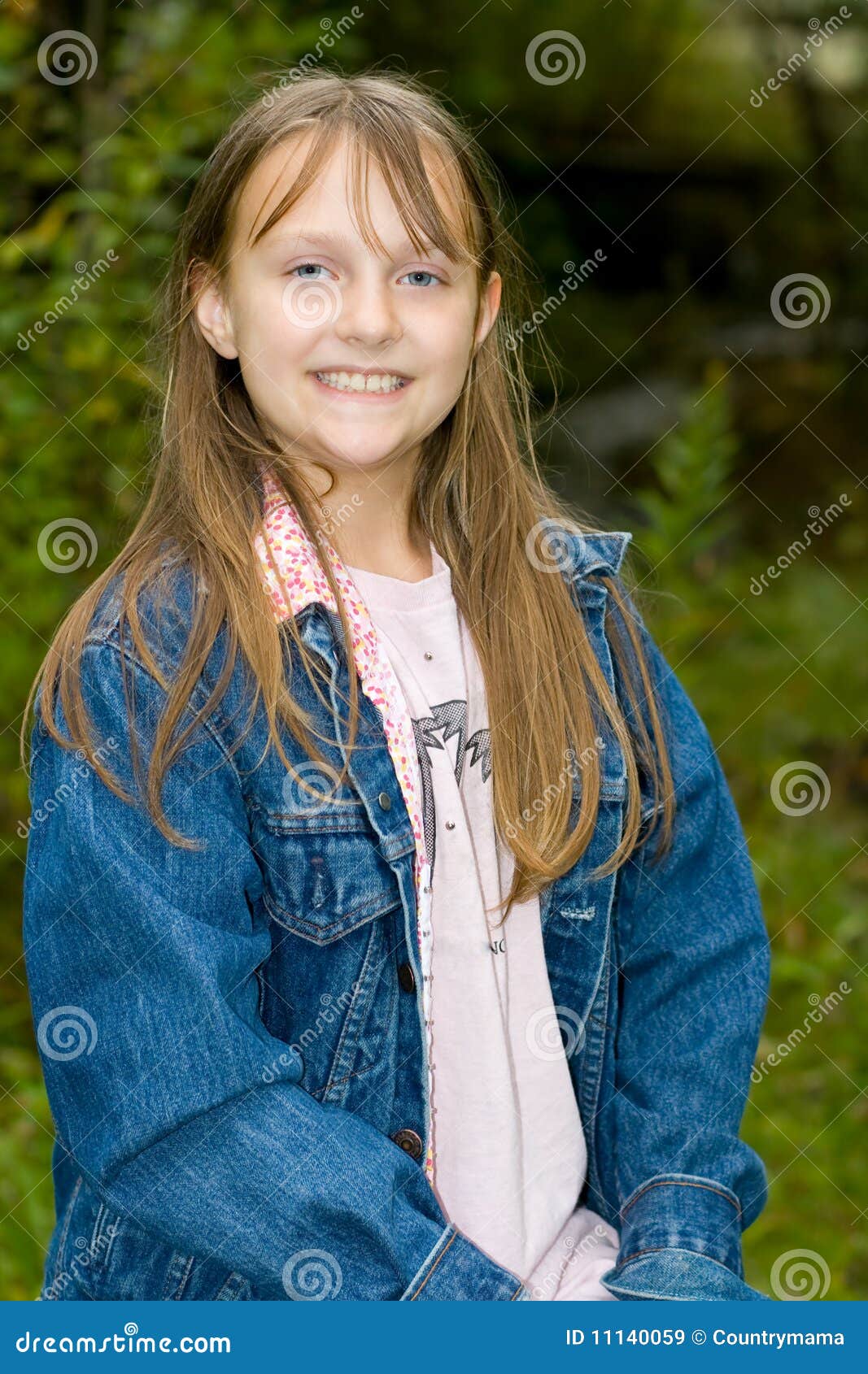 Muchacha Feliz En Las Maderas. Imagen de archivo - Imagen de poco ...