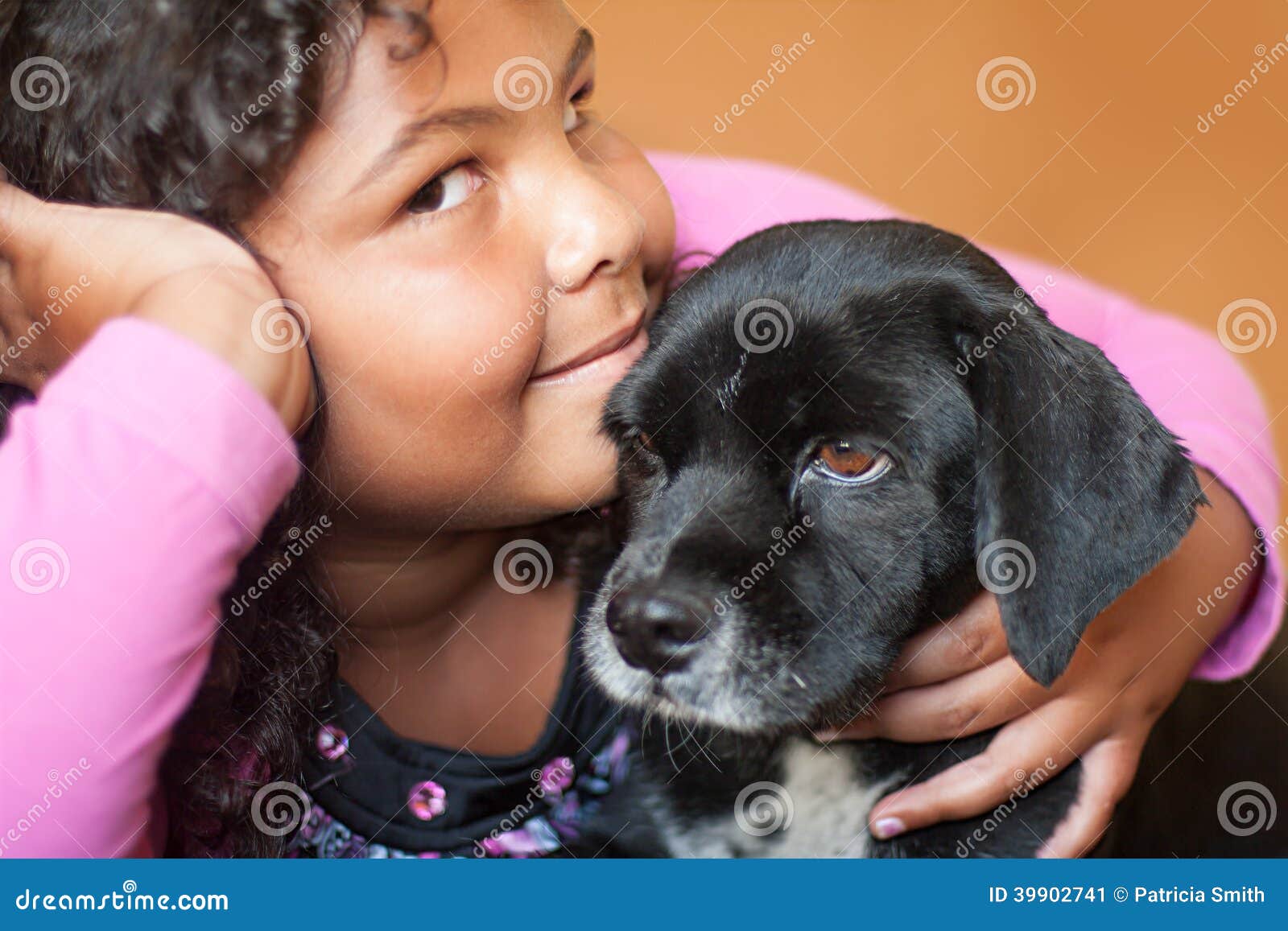 Muchacha Feliz Y Un Perro Asqueado Imagen de archivo - Imagen de primer ...