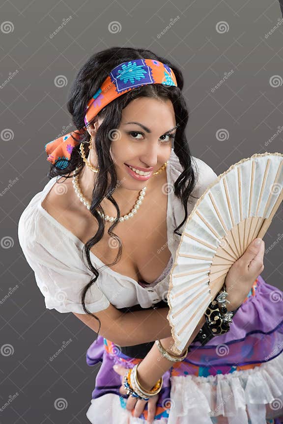 Muchacha gitana con la fan imagen de archivo. Imagen de retro - 29911965