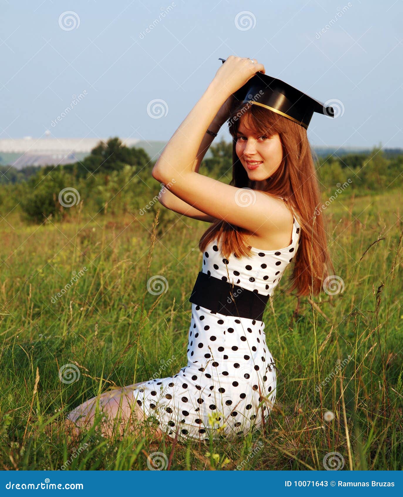 Muchacha graduada imagen de archivo. Imagen de hermoso - 10071643