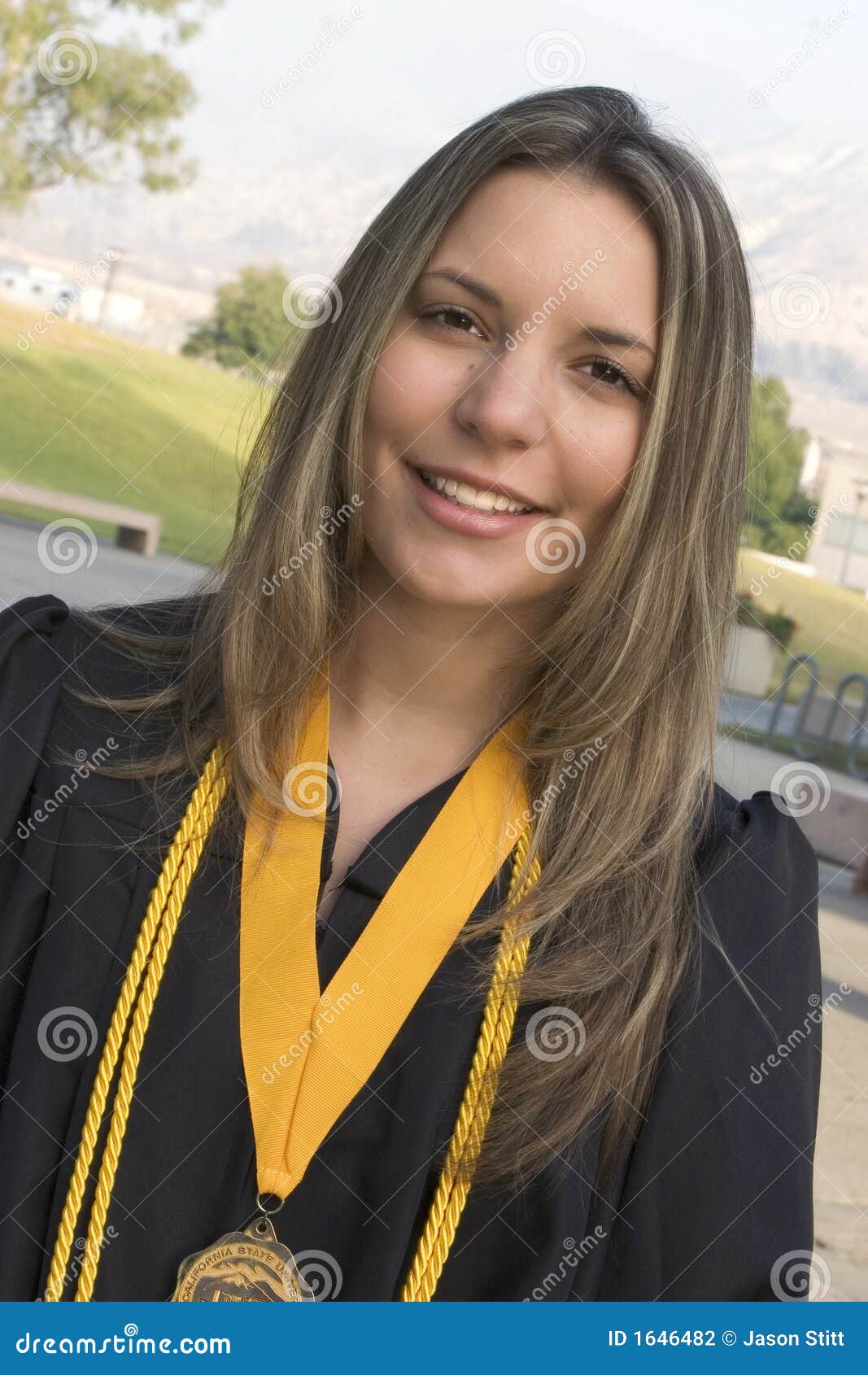Muchacha graduada foto de archivo. Imagen de universidad - 1646482