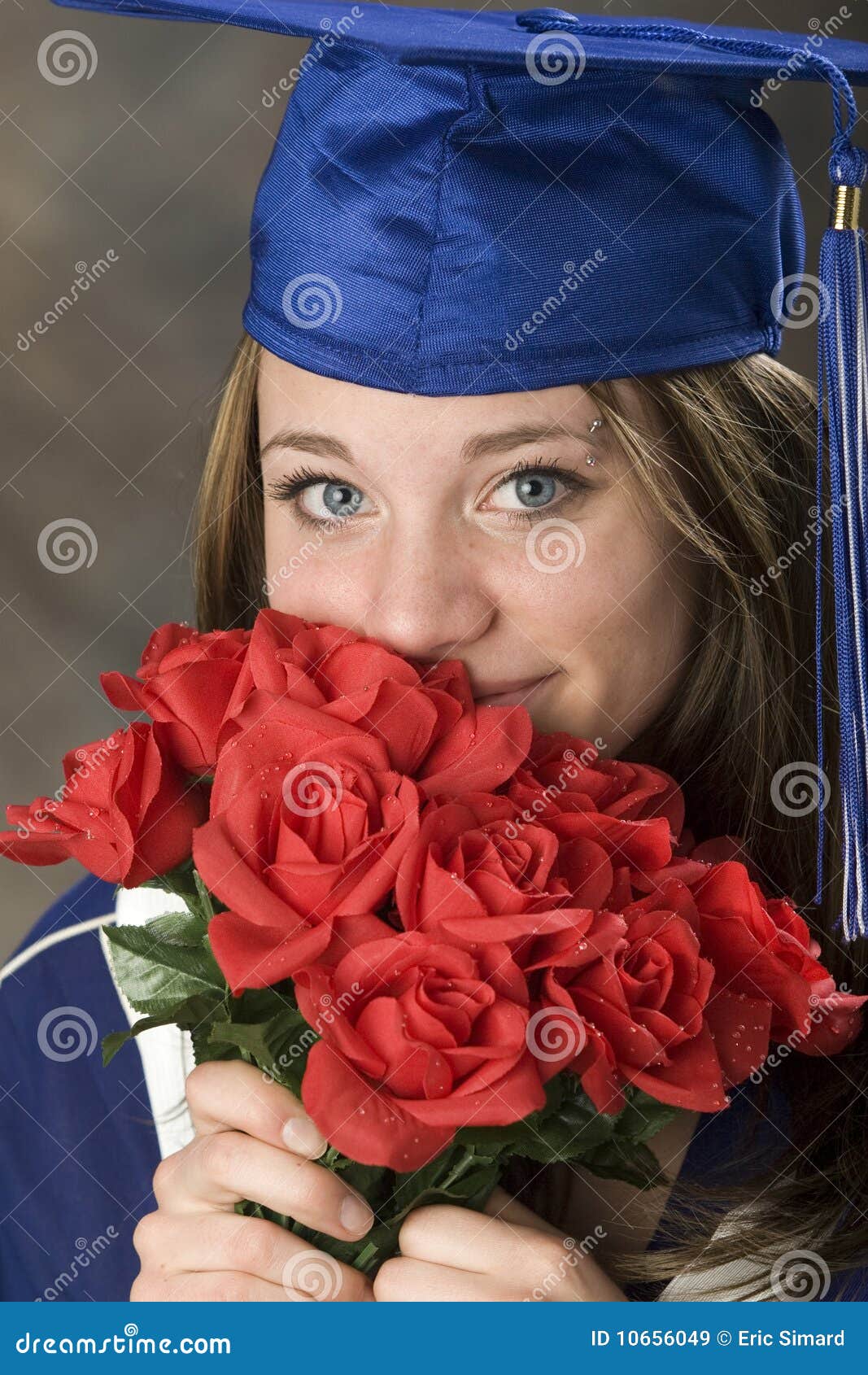 Muchacha graduada linda imagen de archivo. Imagen de vestido - 10656049