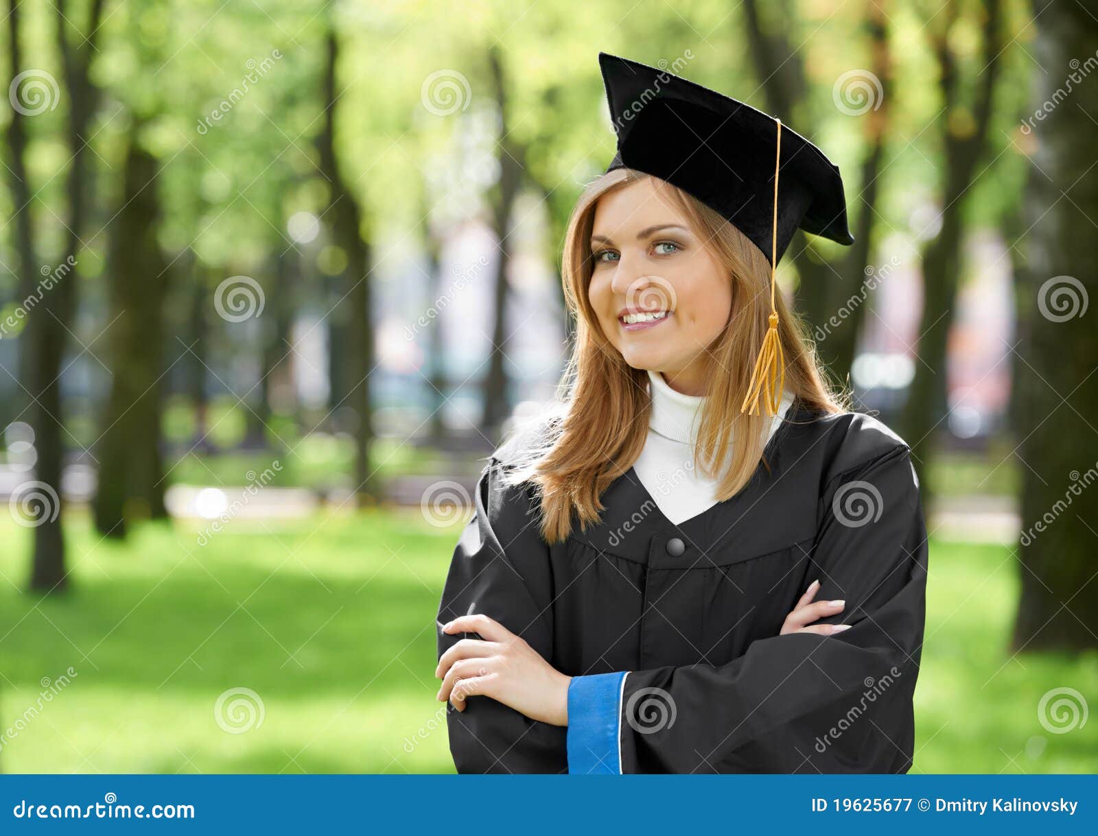 Muchacha Graduada Sonriente Imagen de archivo - Imagen de alegre ...