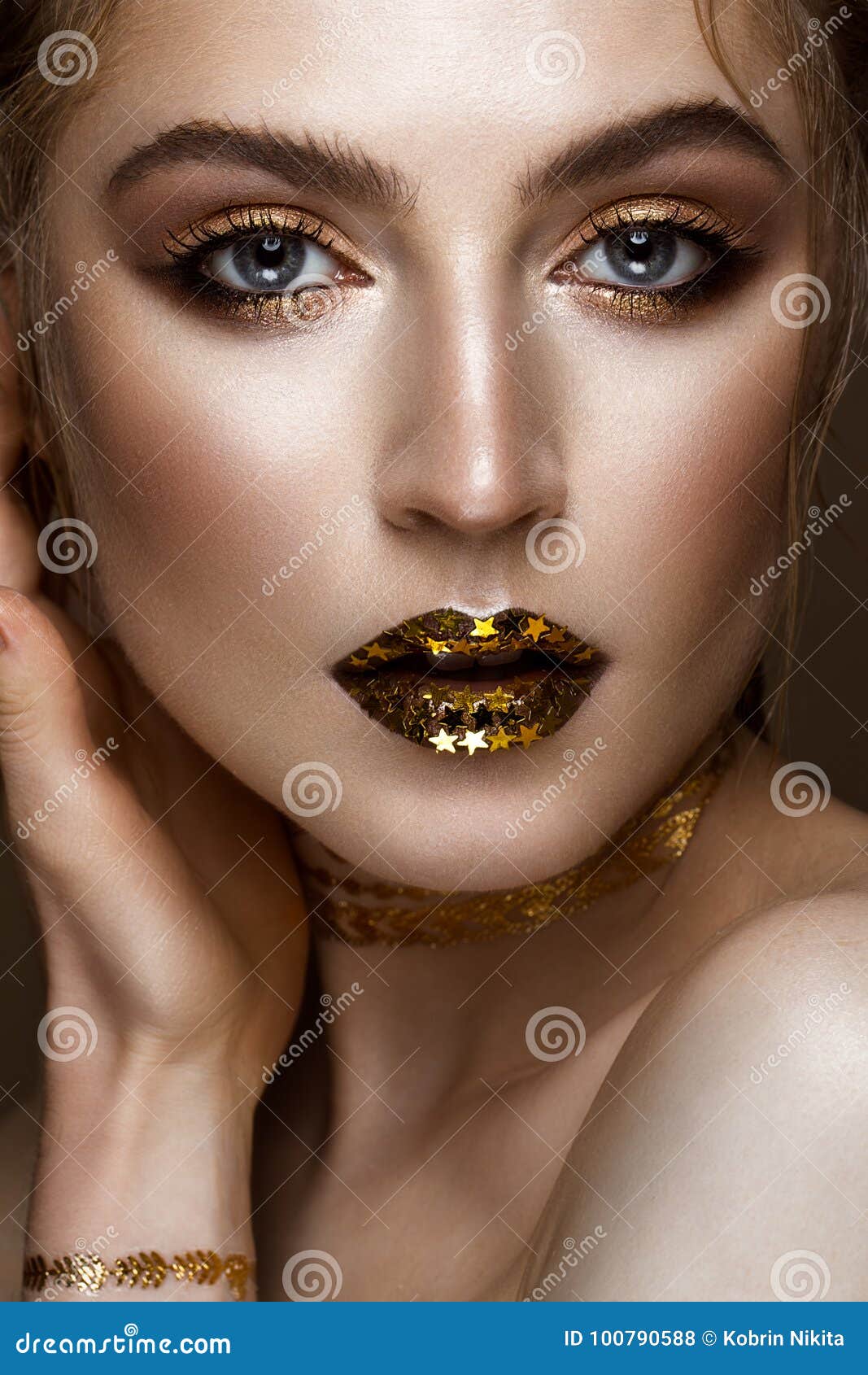 Muchacha Hermosa Con Maquillaje Brillante De Oro Y Estrellas En Sus Labios Cara De La Belleza