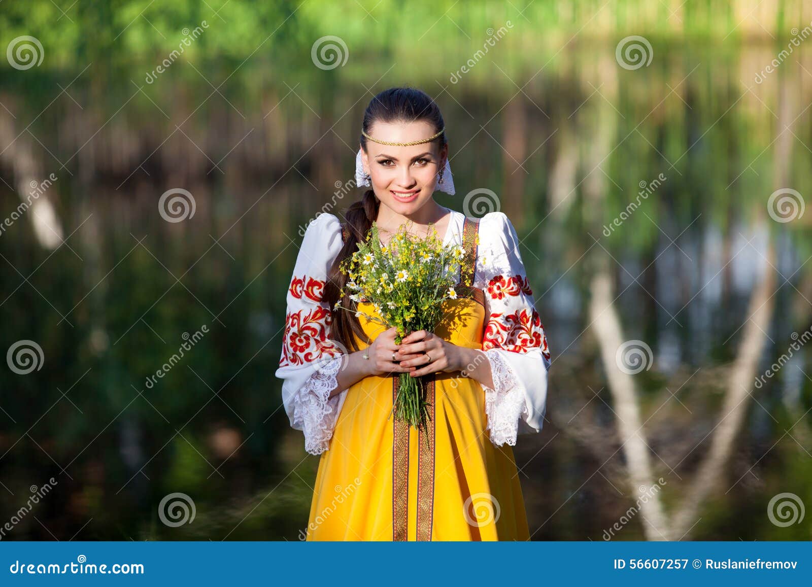 Muchacha Hermosa En La Ropa Nacional Rusa Imagen de archivo - Imagen de ...