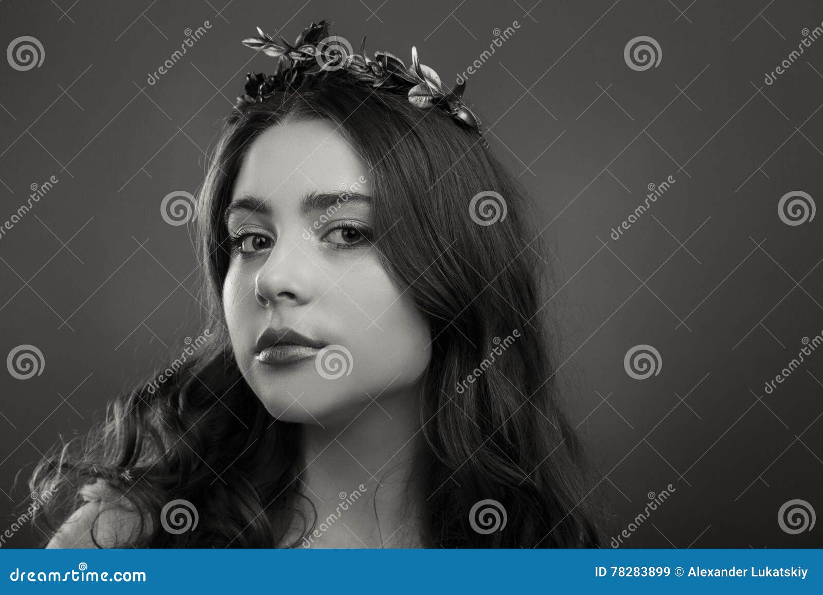 Muchacha Joven Y Hermosa De Una Manera Elegante Imagen de archivo ...