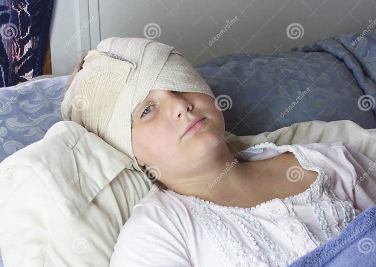 Muchacha lastimada en cama foto de archivo. Imagen de ayuda - 20036512