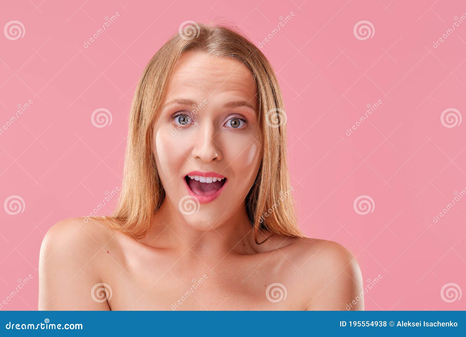 Muchacha Linda Sorprendida Con Los Ojos Abiertos Y La Boca Foto De