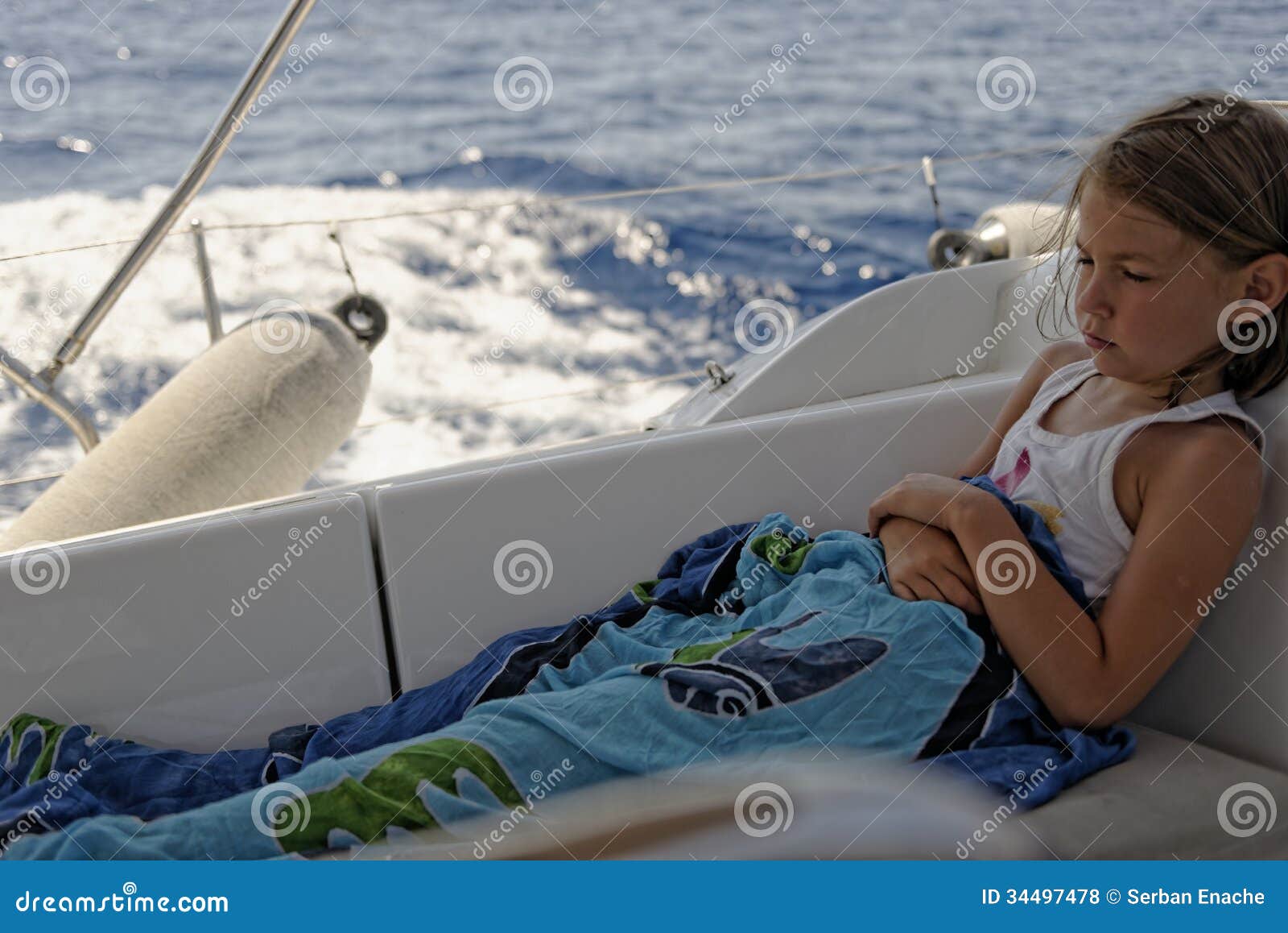 Muchacha Mareada En El Barco De Navegación Foto de archivo - Imagen de ...