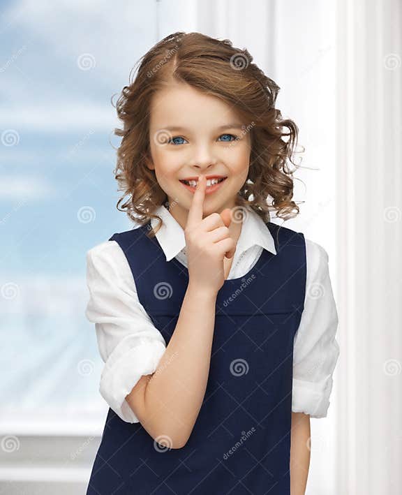 Muchacha Pre Adolescente Que Muestra Gesto Del Silencio Foto De Archivo
