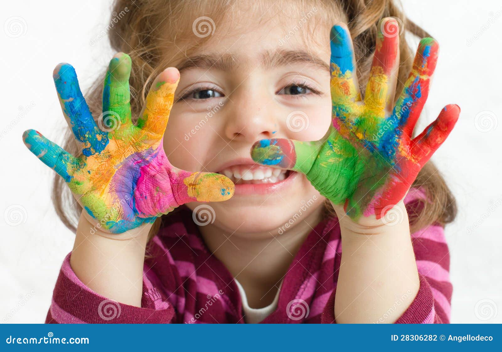 Muchacha Preescolar Con Las Manos Pintadas Foto de archivo - Imagen de ...