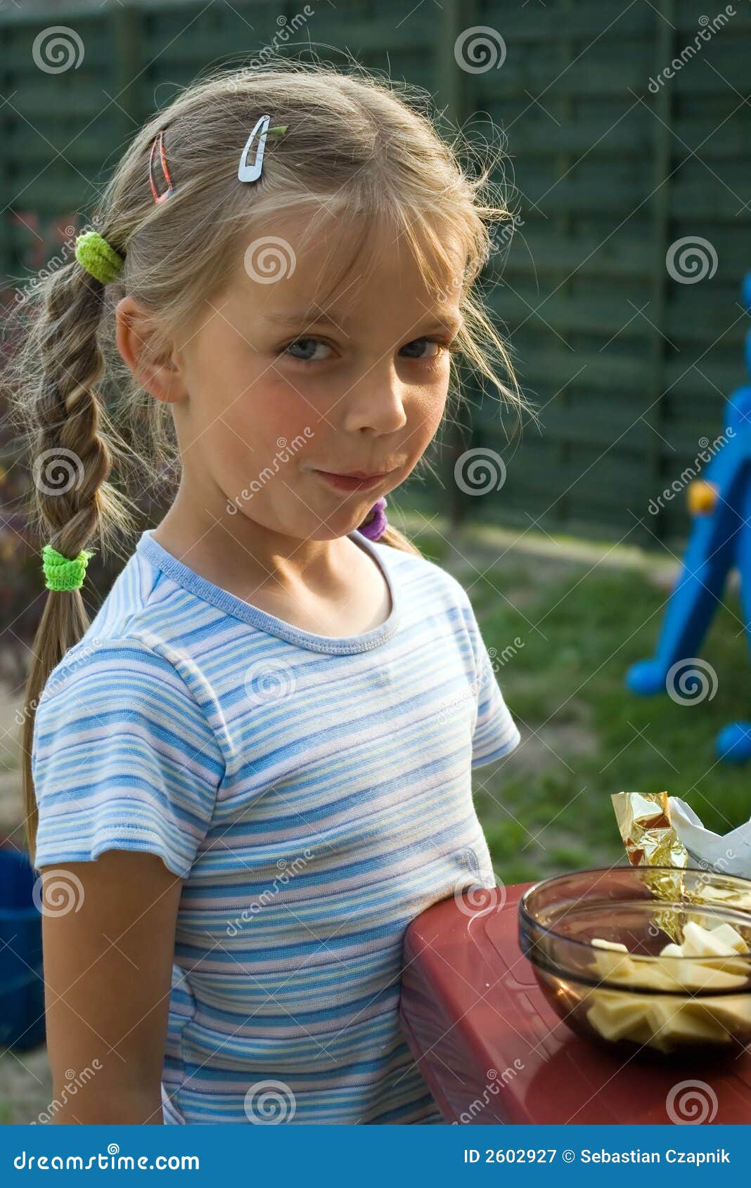 Muchacha Que Come El Chocolate. Imagen de archivo - Imagen de felicidad ...