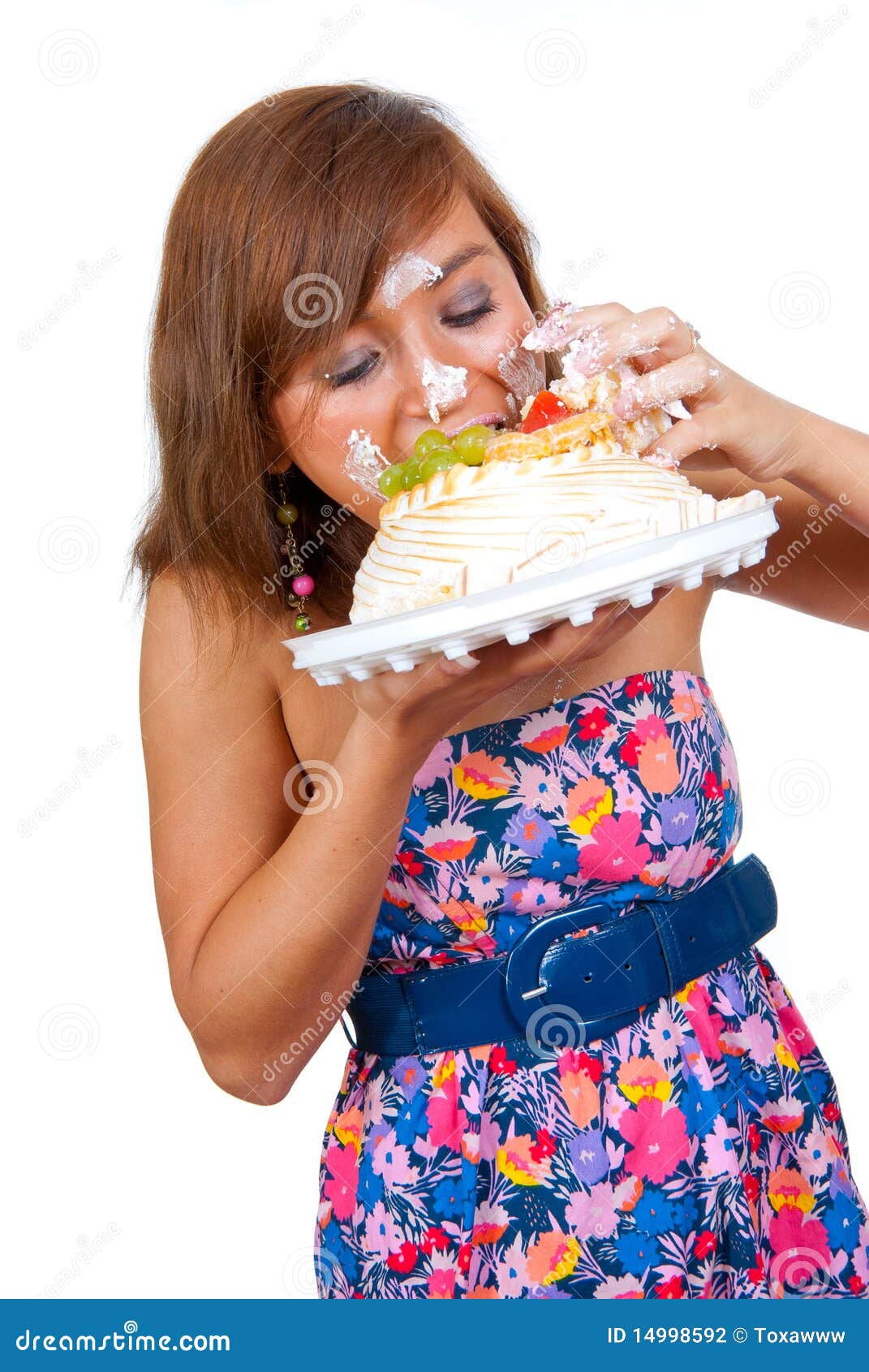 Muchacha Que Come La Torta Con Sus Manos Foto de archivo - Imagen de ...