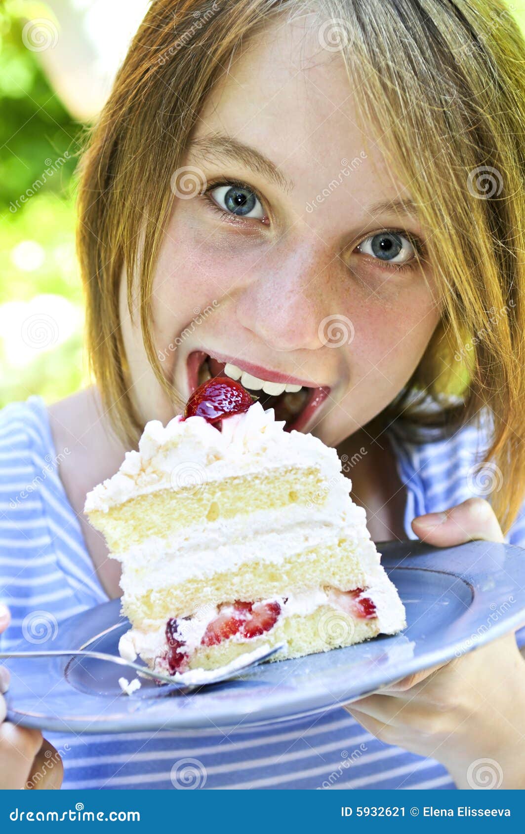 Muchacha Que Come Una Torta Imagen de archivo - Imagen de postres ...