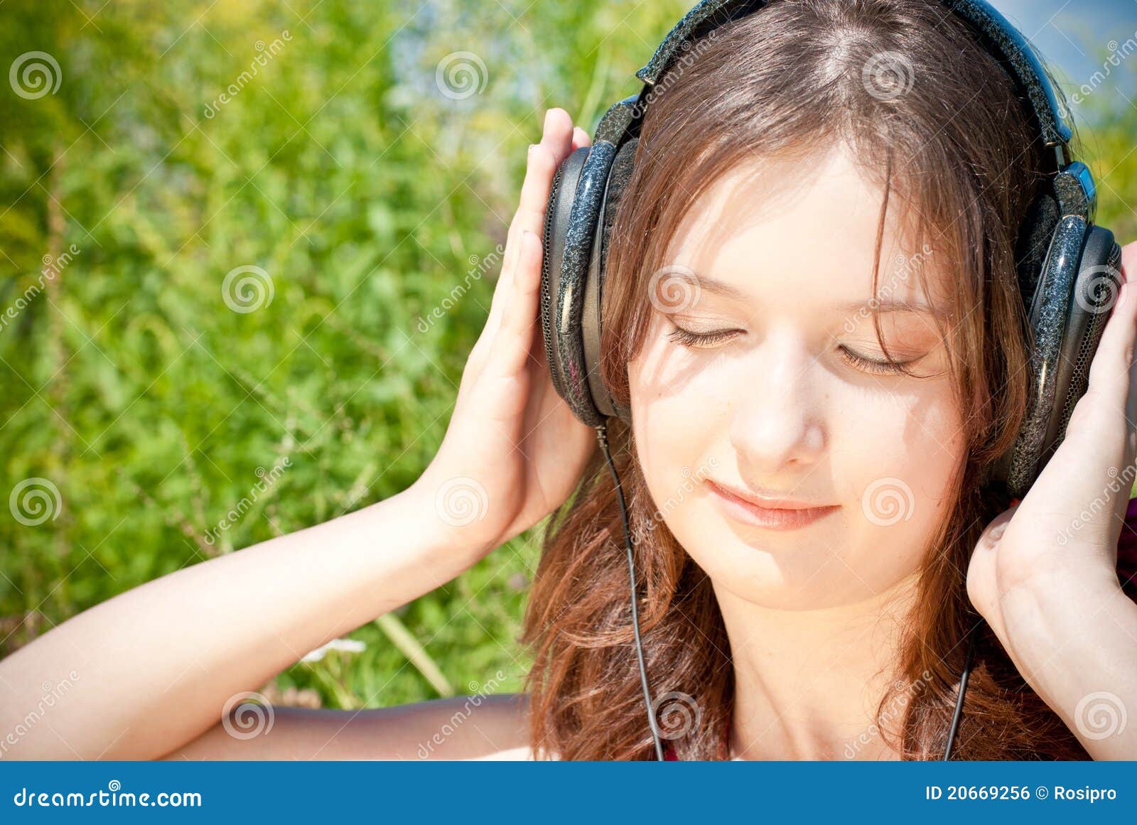 Muchacha Que Escucha La Música En Auriculares Foto De Archivo Imagen