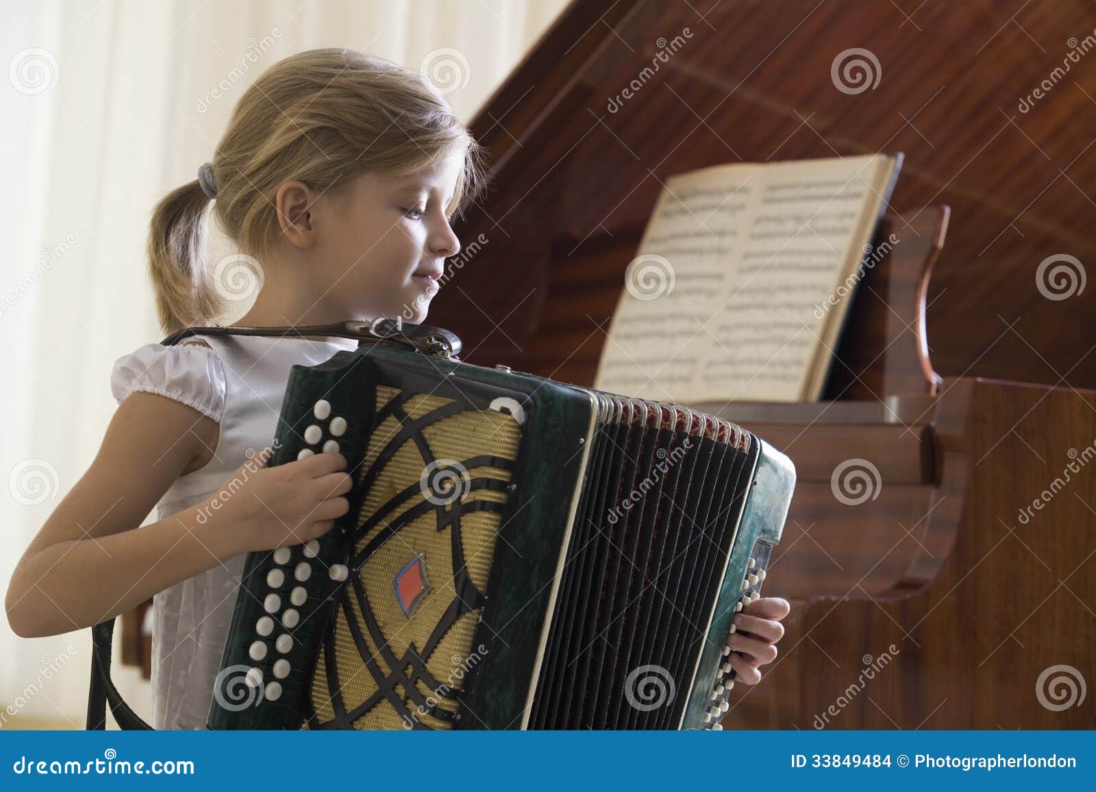 Muchacha Que Juega El Acordeón Foto de archivo - Imagen de casero, ocio ...
