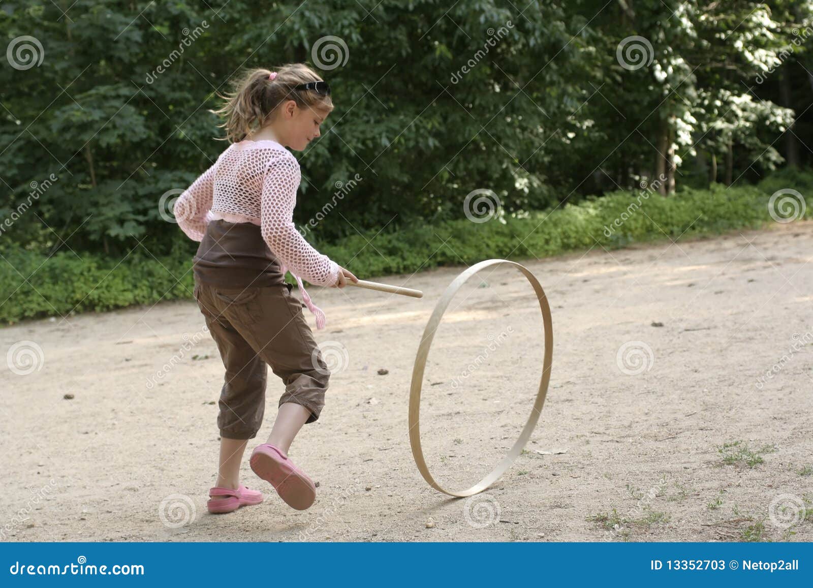 Muchacha Que Juega Un Aro Que Compite Con El Juego Imagen de archivo ...