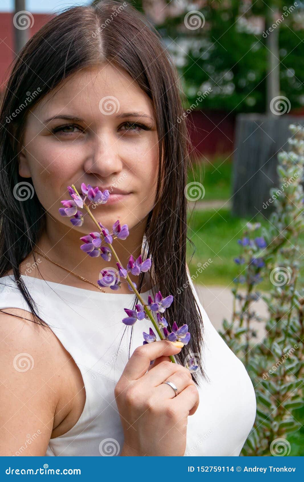 Muchacha Que Presenta En Un Fondo De La Naturaleza Foto De Archivo Imagen De Hierba Cubo
