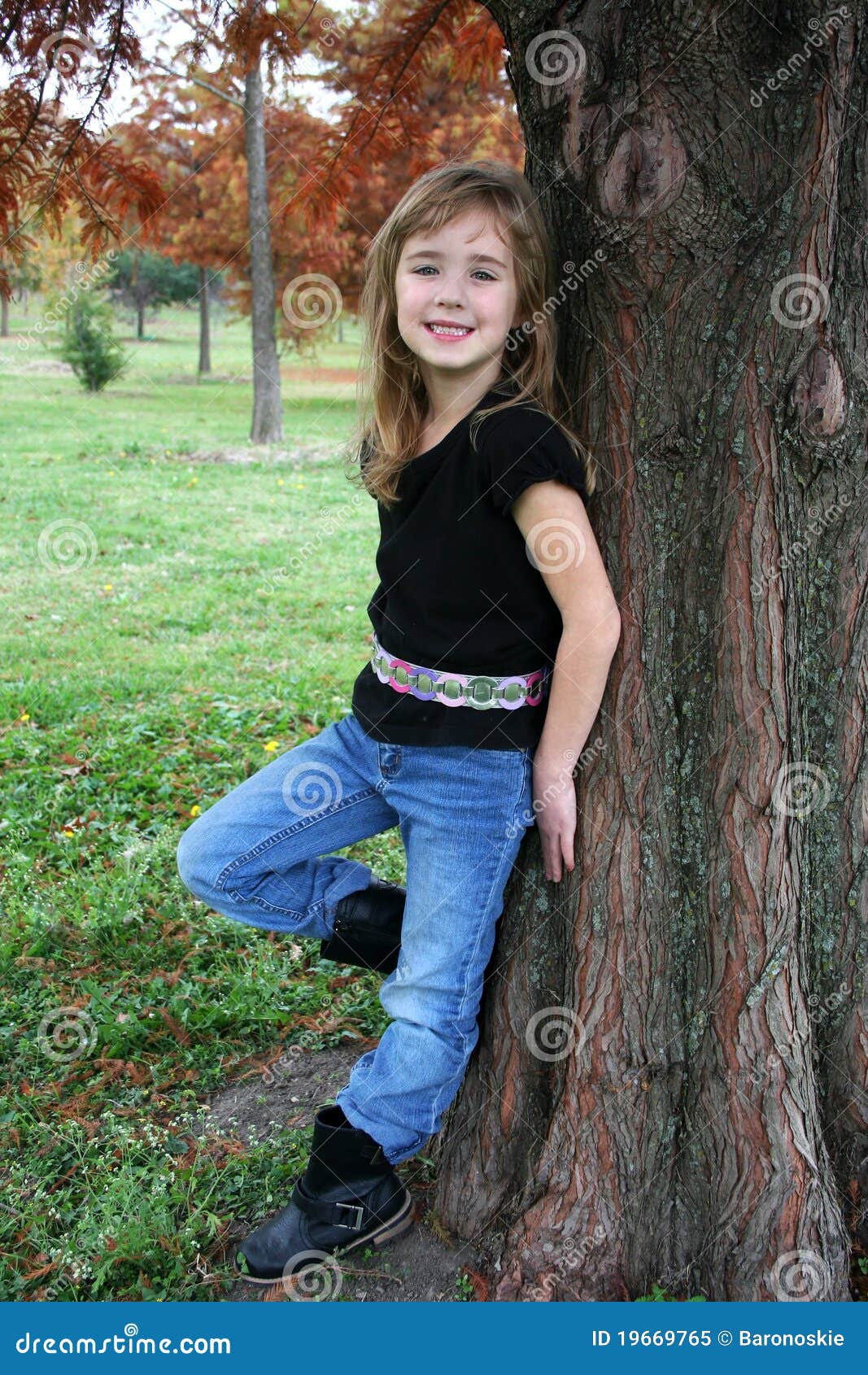 Muchacha Que Presenta Por Tree Imagen de archivo - Imagen de poco ...