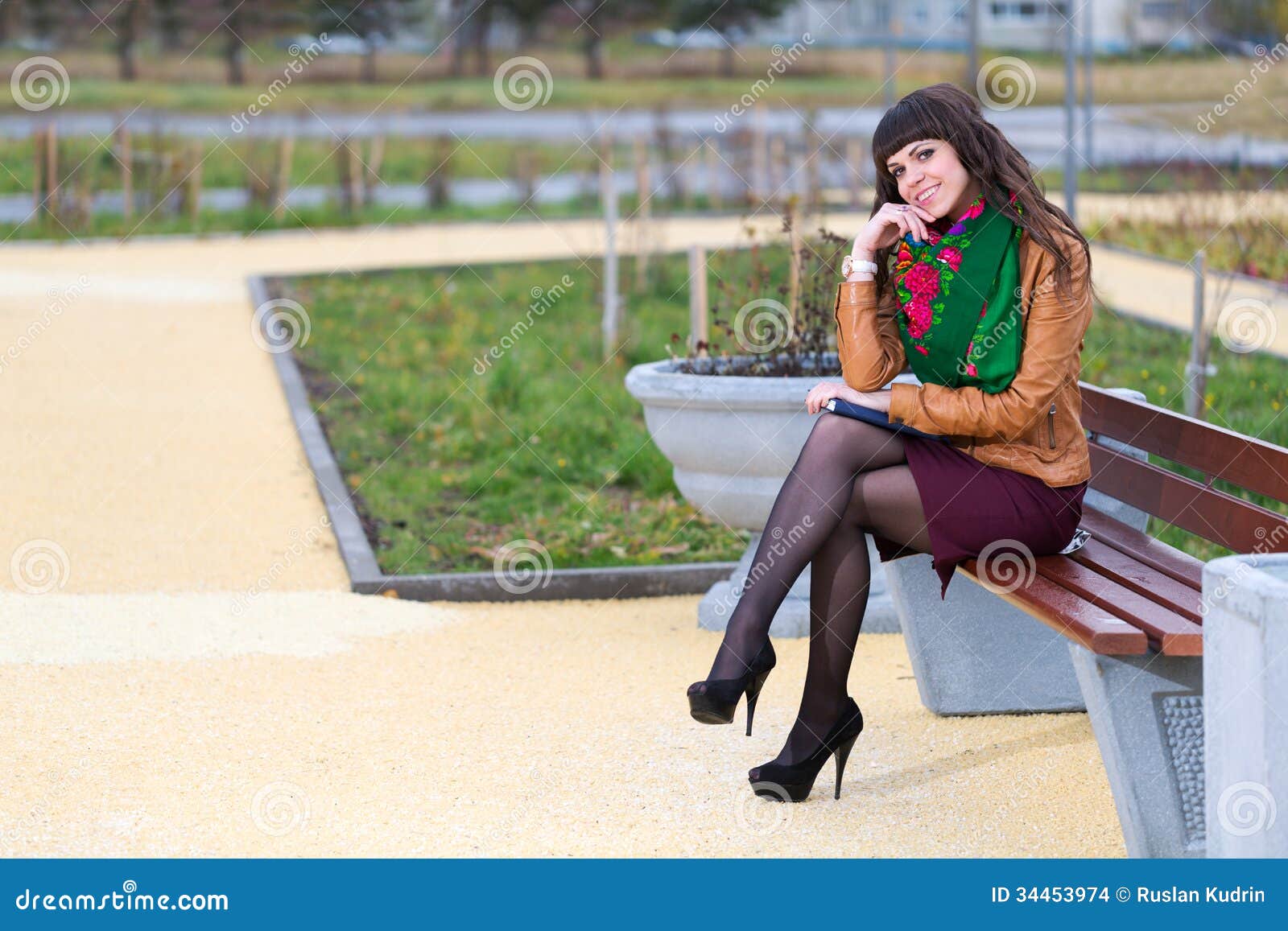 Muchacha Que Se Sienta En El Banco Foto de archivo - Imagen de manera ... Muchacha Que Se Sienta En El Banco Foto de archivo - Imagen de manera ...