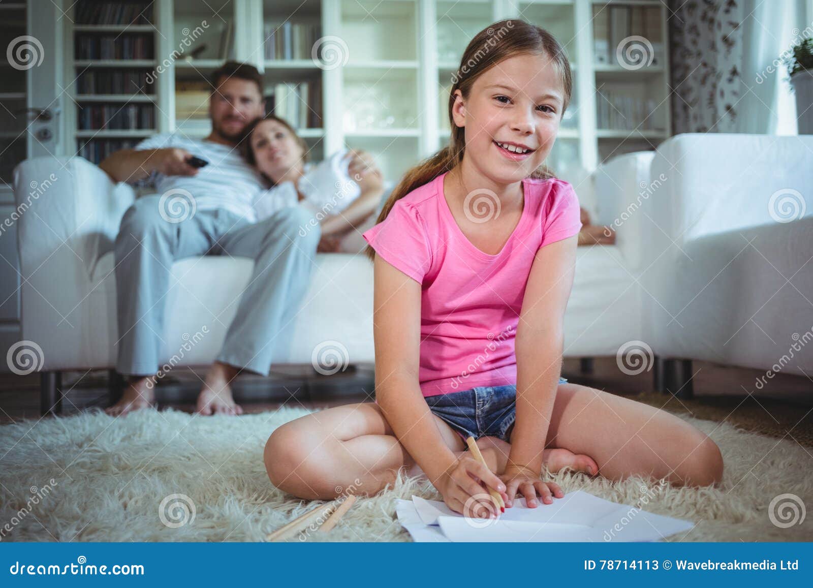Muchacha Que Se Sienta En El Piso Y El Dibujo Imagen de archivo ... Muchacha Que Se Sienta En El Piso Y El Dibujo Imagen de archivo ...