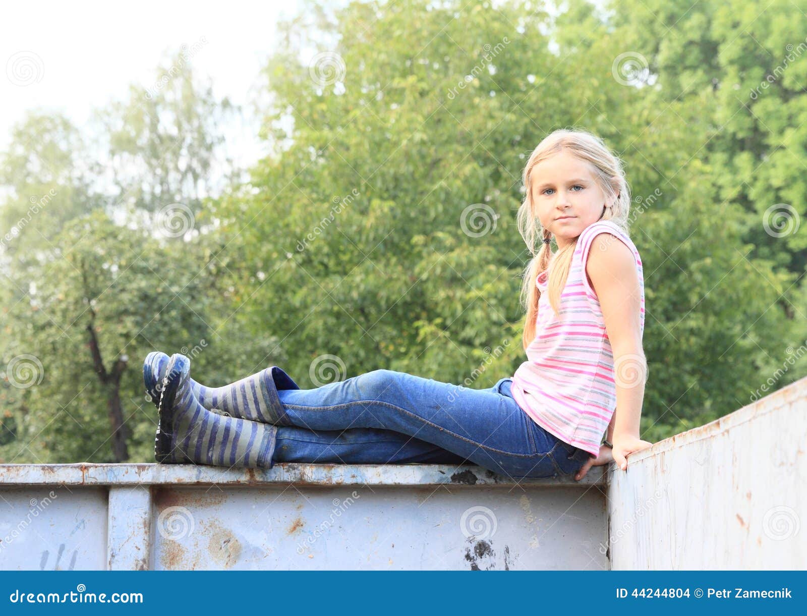Muchacha Que Se Sienta En Un Envase Foto de archivo - Imagen de ... Muchacha Que Se Sienta En Un Envase Foto de archivo - Imagen de ...