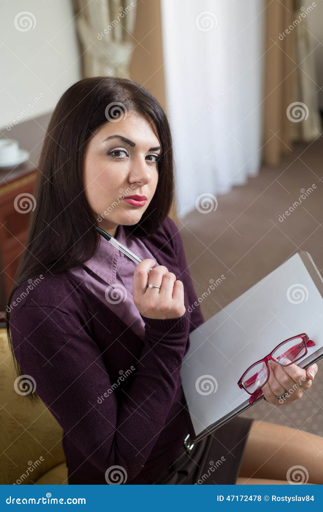 Muchacha Que Se Sienta En Una Silla Foto de archivo - Imagen de sentada ... Muchacha Que Se Sienta En Una Silla Foto de archivo - Imagen de sentada ...
