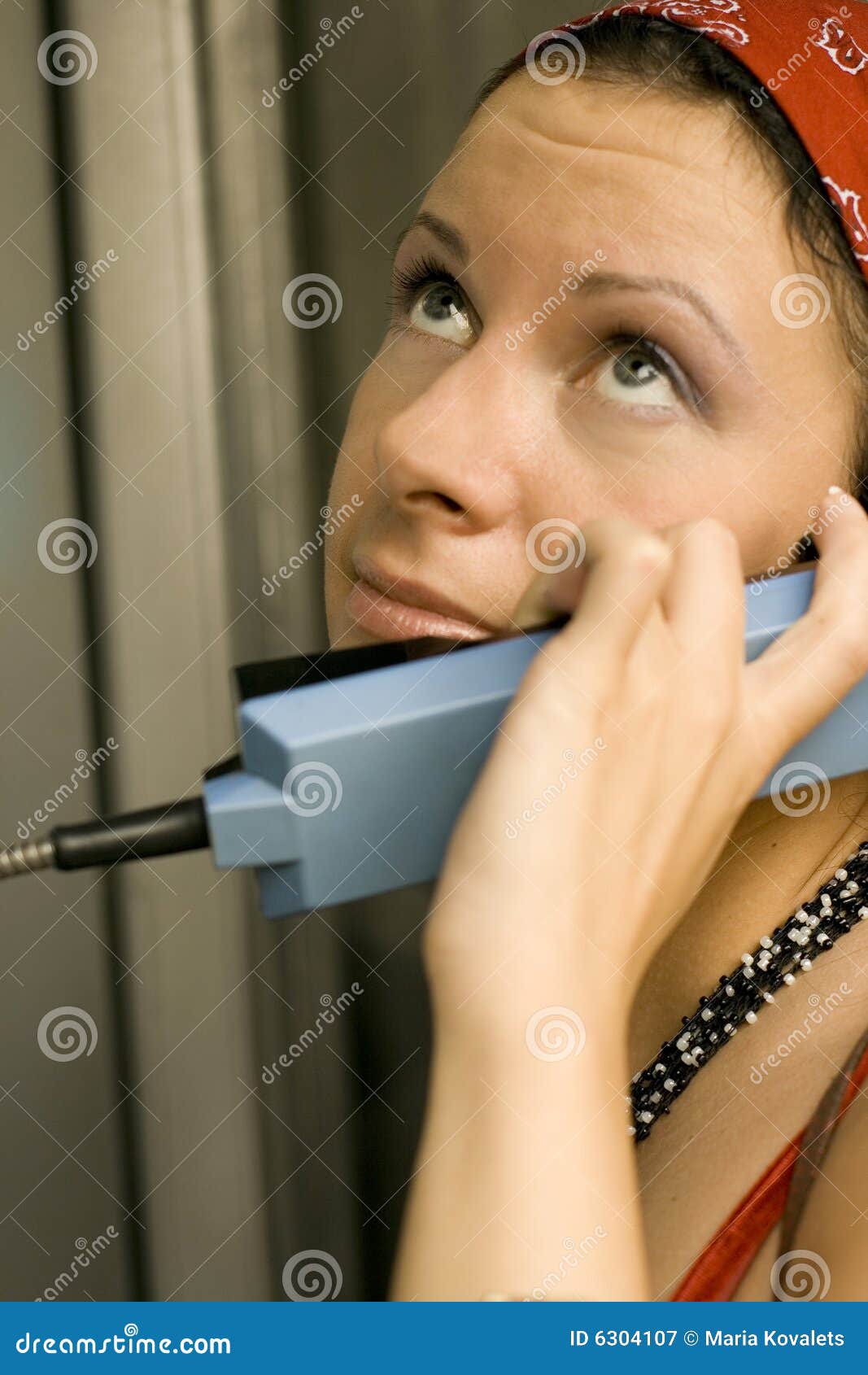 Muchacha Que Tiene Una Llamada En Un Teléfono Imagen de archivo ...