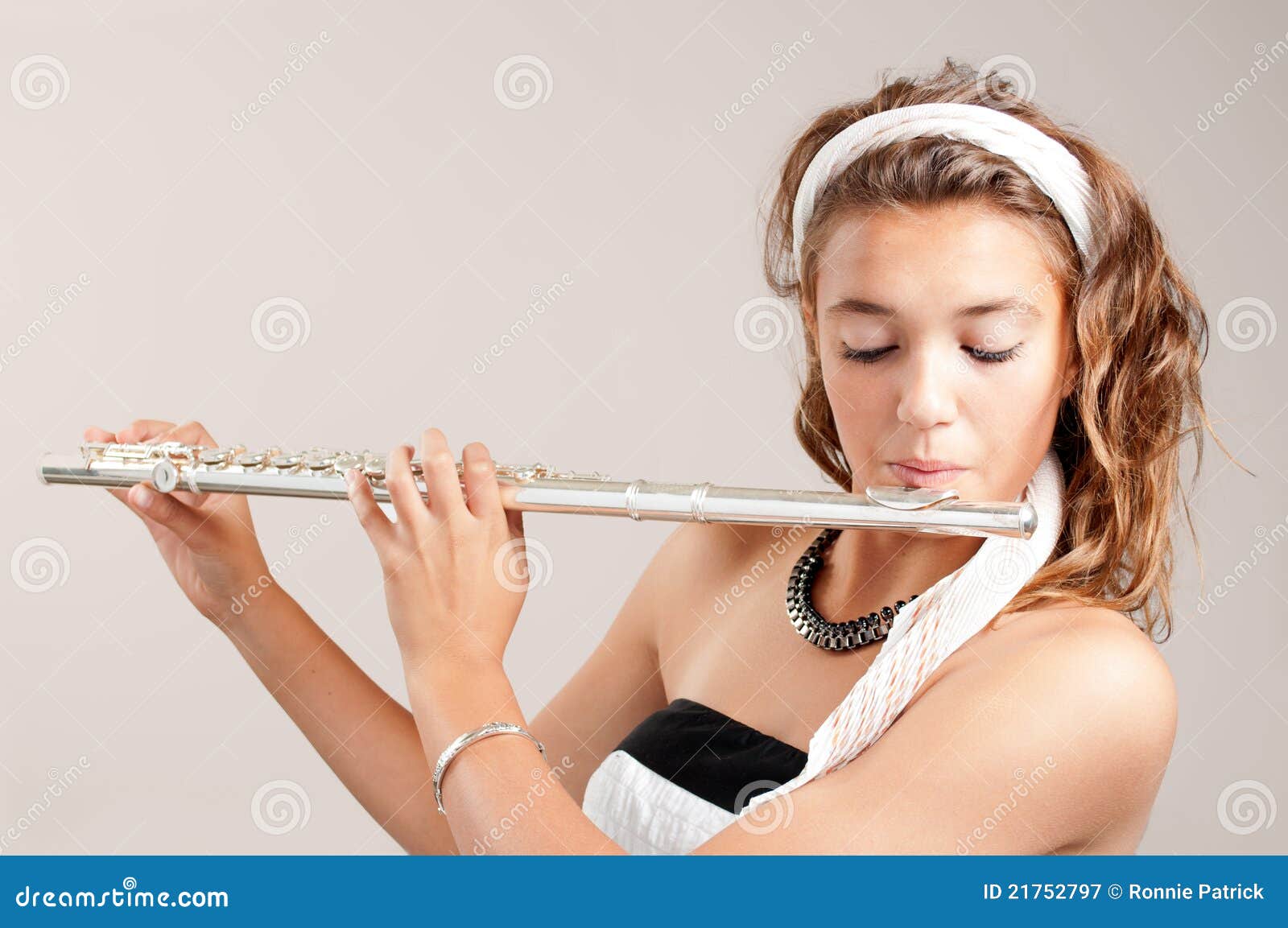 Muchacha Que Toca La Flauta Imagen de archivo - Imagen de adolescente ...