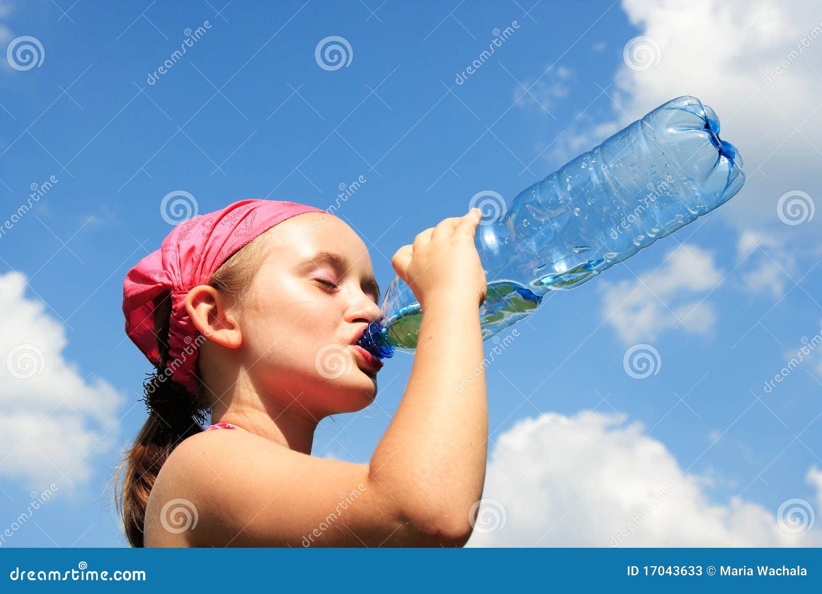 Muchacha Que Toma Una Bebida Sedienta Imagen de archivo - Imagen de ...