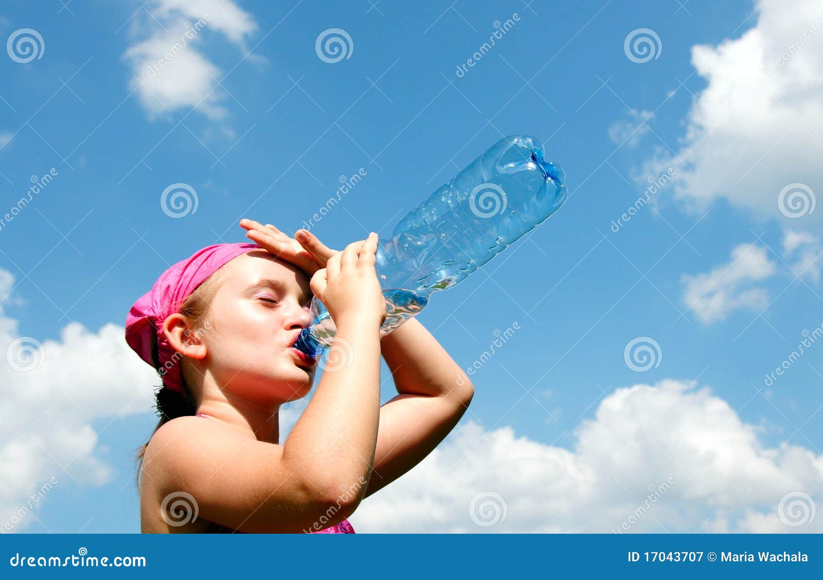 Muchacha Que Toma Una Bebida Sedienta Imagen de archivo - Imagen de ...