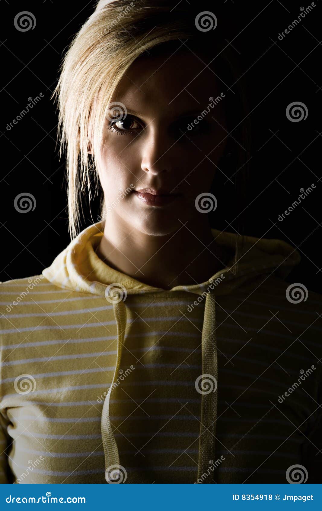 Muchacha Rubia Atractiva Del Medio Lit Foto de archivo - Imagen de ...